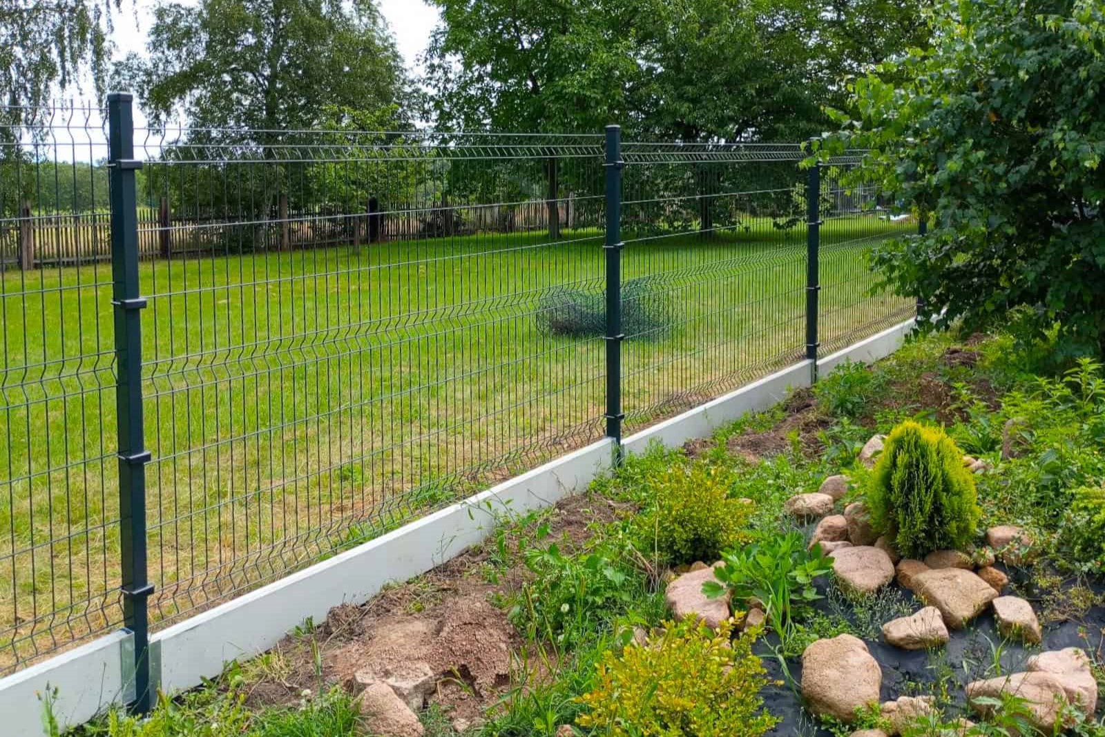 Kdo staví plot mezi sousedy