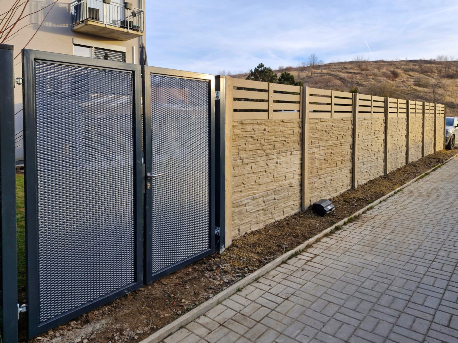 Plot z betonových desek