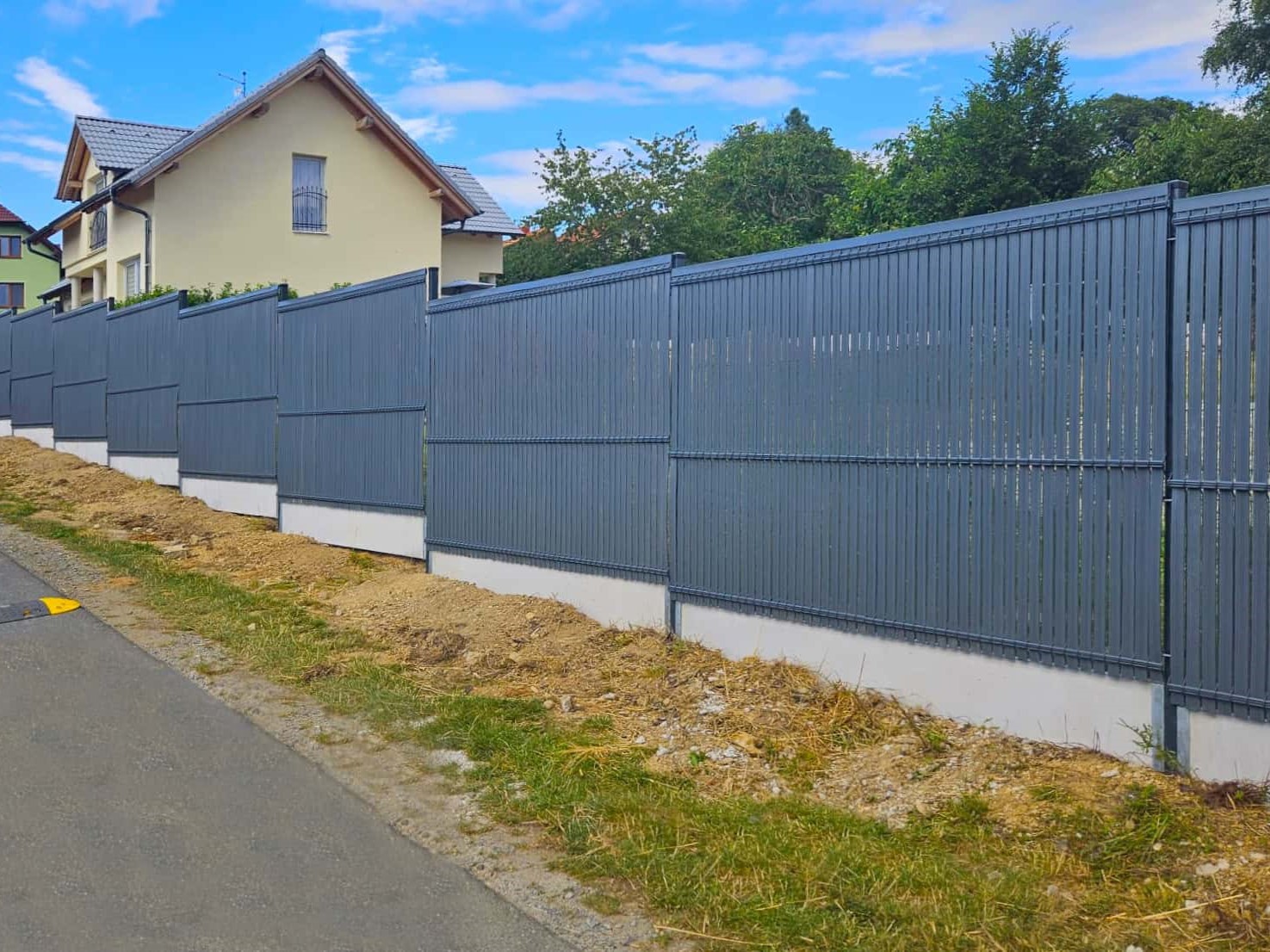 Plot proti prachu od silnice