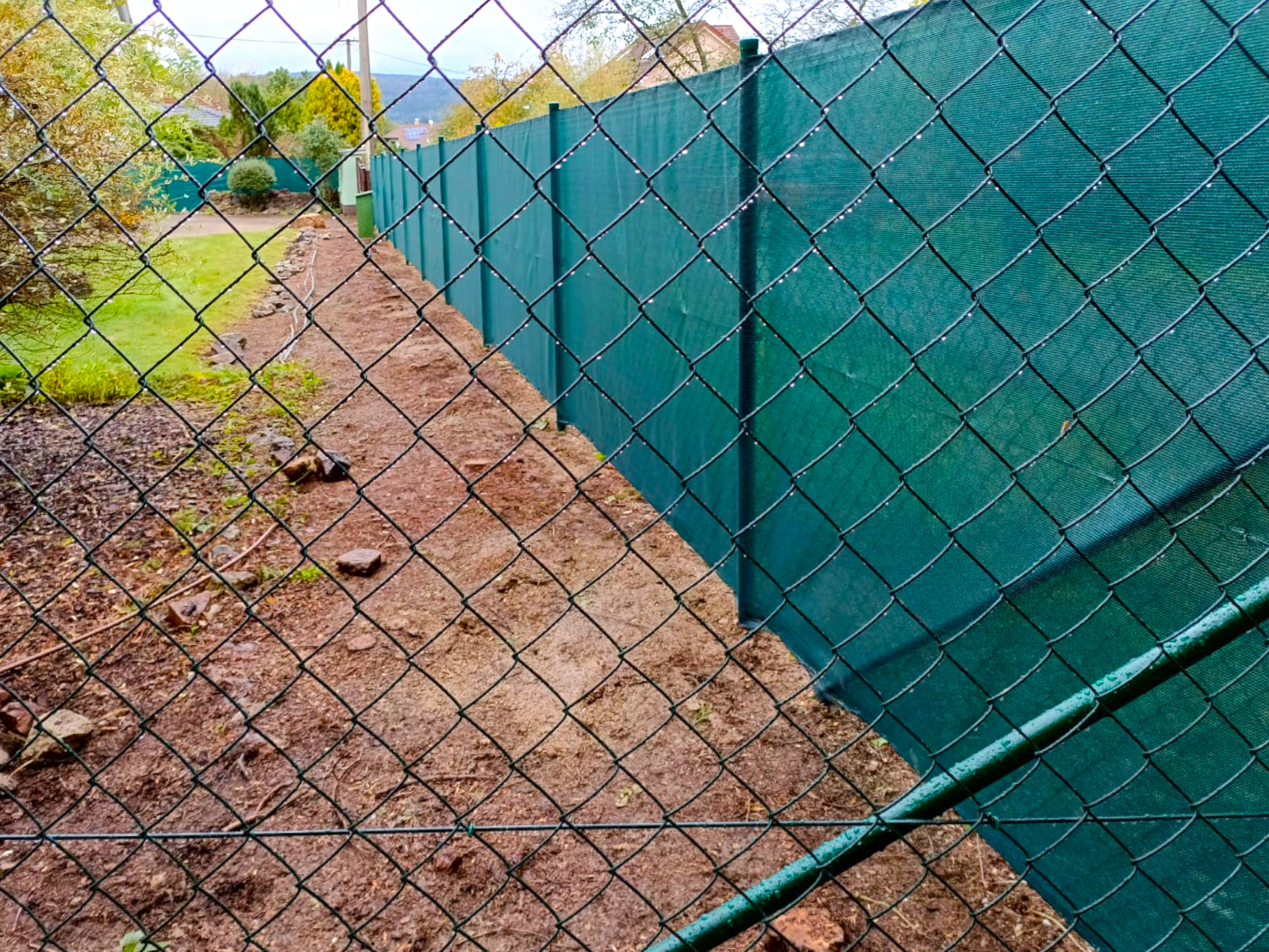 Jak připevnit stínící tkaninu na plot