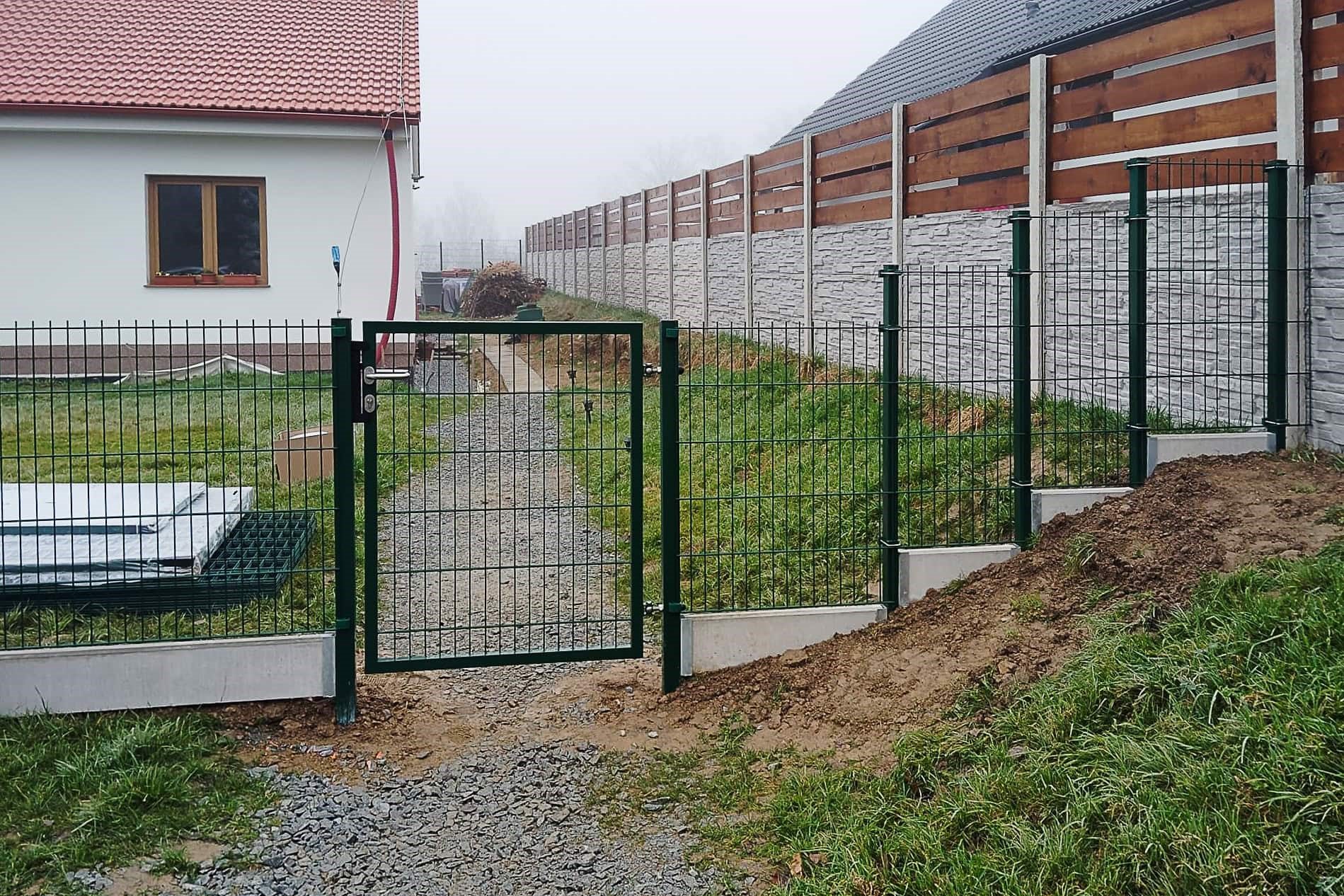 Návod na montáž plotu ve svahu